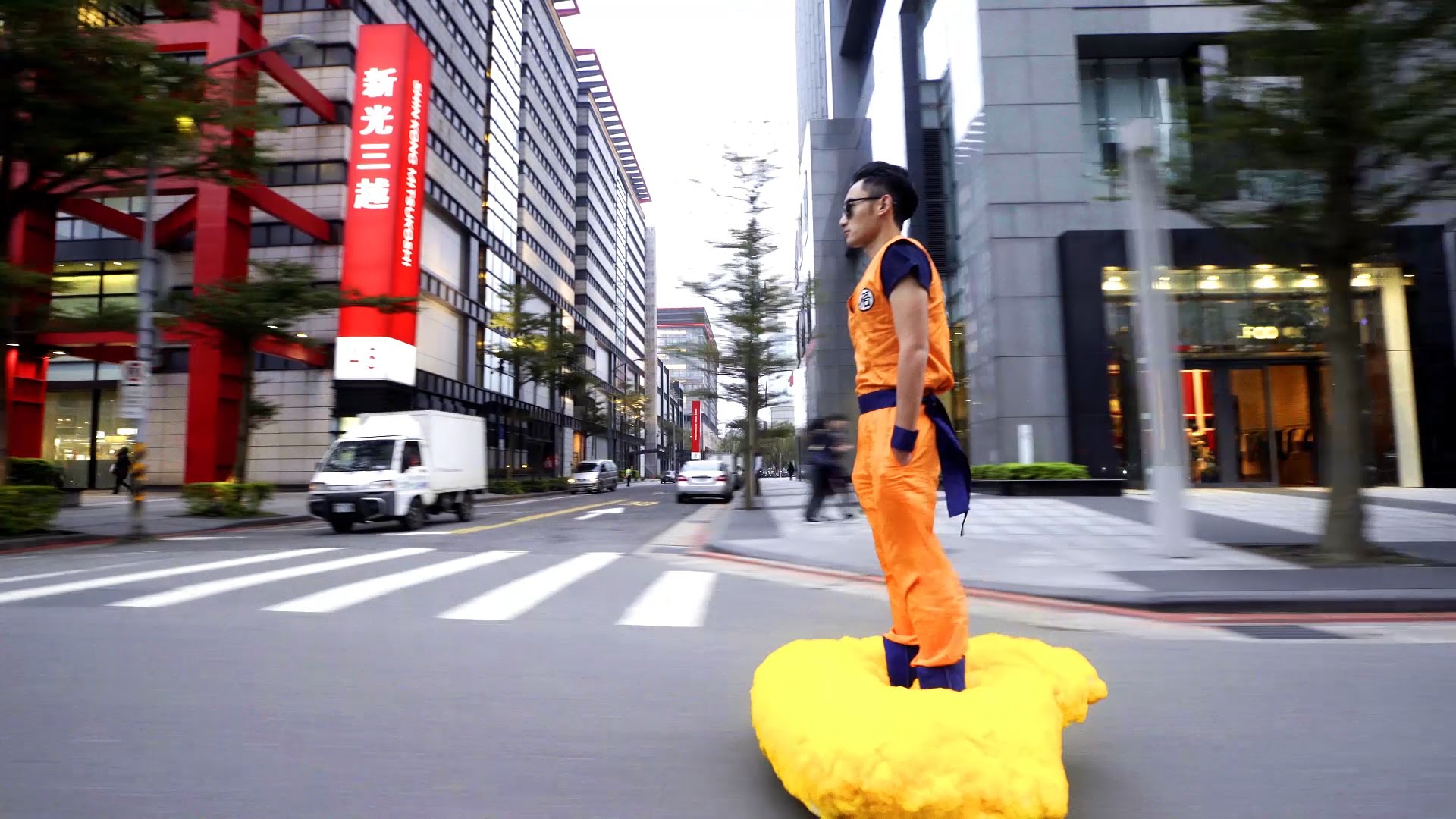 Yenilikçi Cosplayer Hoverboard'unu Goku'nun Uçan Bulutuna Çevirdi - Onedio