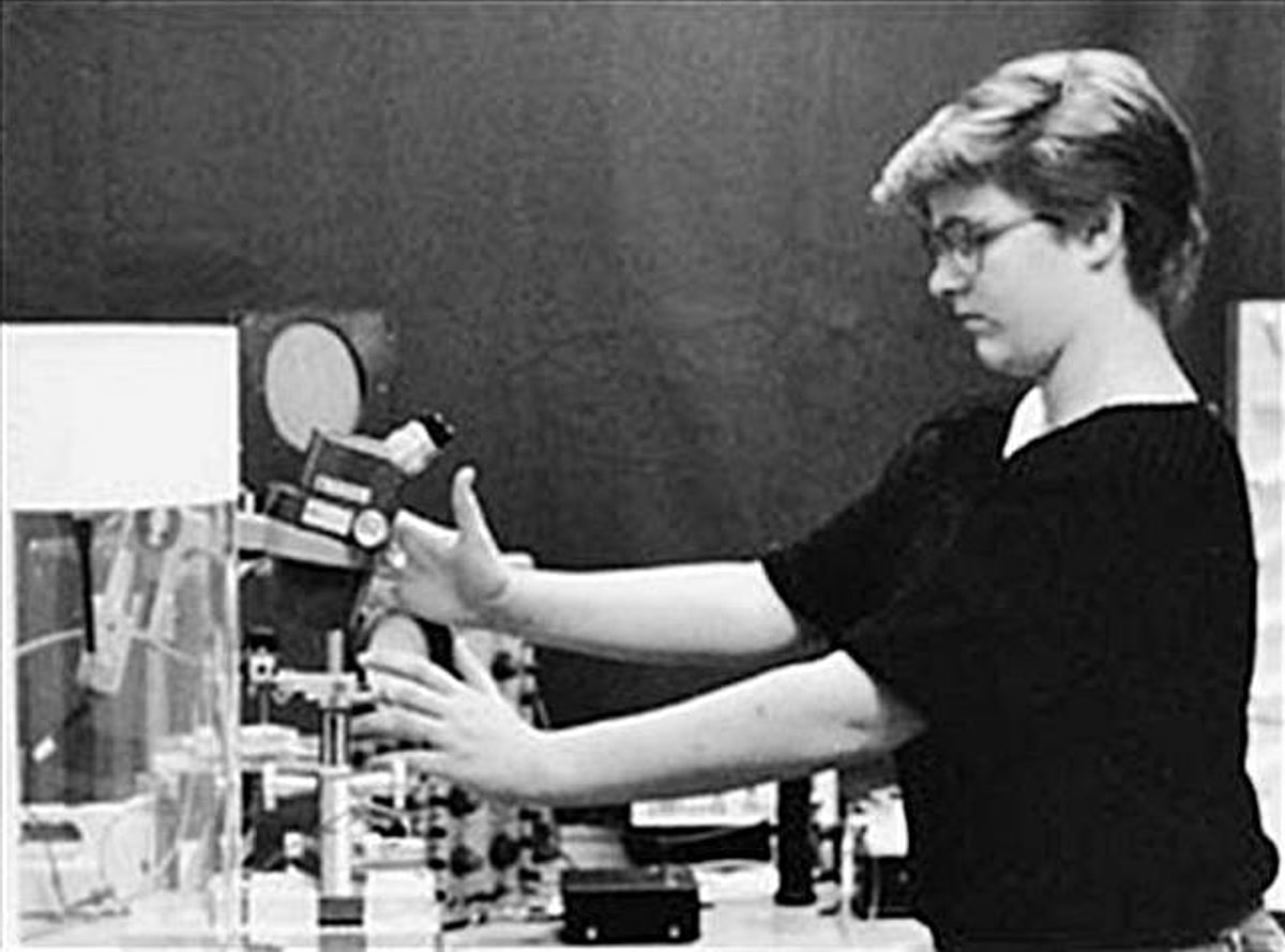 Evinde Paranormal Olaylar Yaşandığını Öne Sürerek Tüm Medyanın İlgi ...