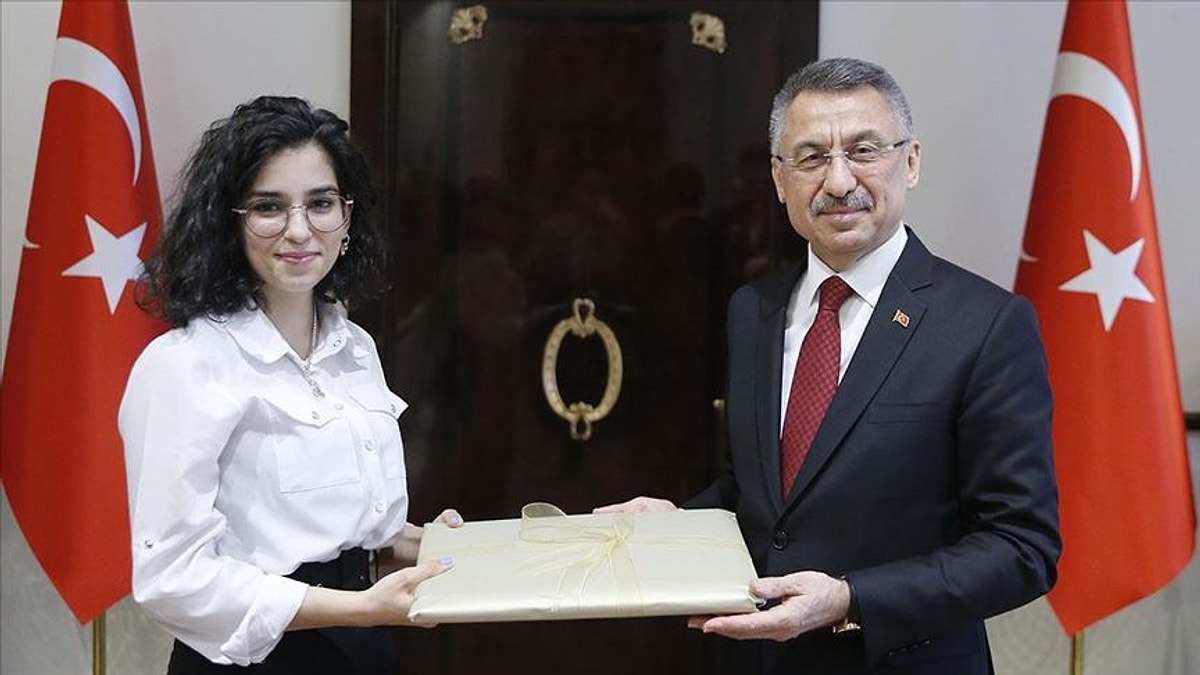 Mars Projesiyle Tanınan Elif Eda Güneş, CHP'ye Üye Oldu - Onedio