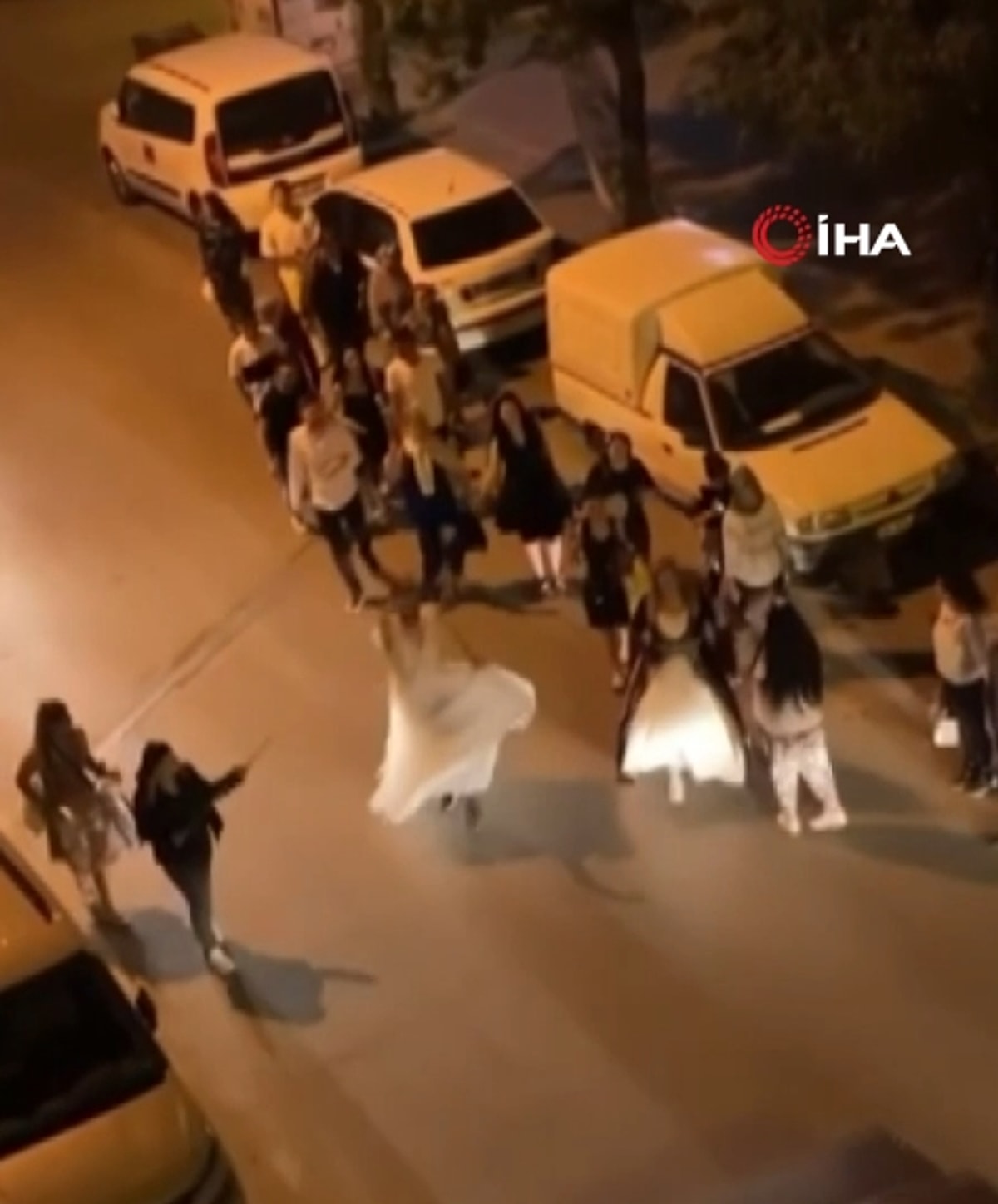 Bursa'da Tavuk Alma Adetini Yerine Getirmek İçin Gelinlik Giyen ...