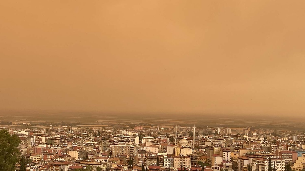 Suriye'den Gelen Toz Bulutu Sınır Kentlerini Kızıla Boyadı - Onedio