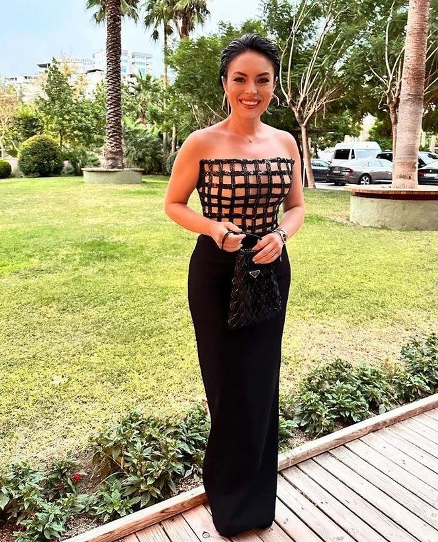 Tansu Dayan Ezgi Mola'nın Altın Portakal Kıyafetiyle Dalga Geçince Ünlü ...