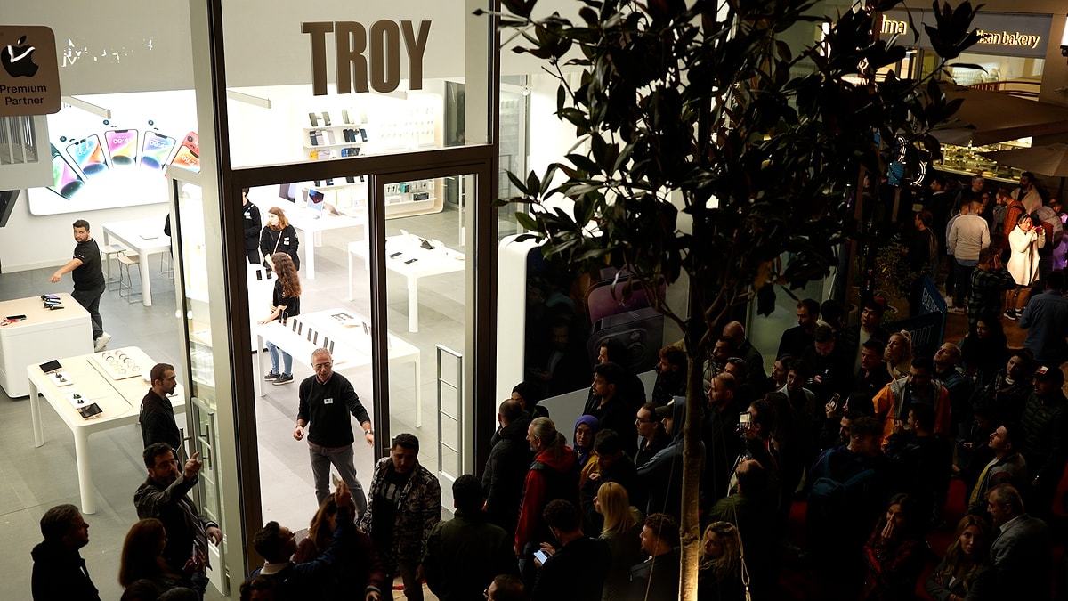 Troy Telefon Dünyasının Yeni Efsanesi iPhone 14'ü Bir Partiyle Kutladı ...