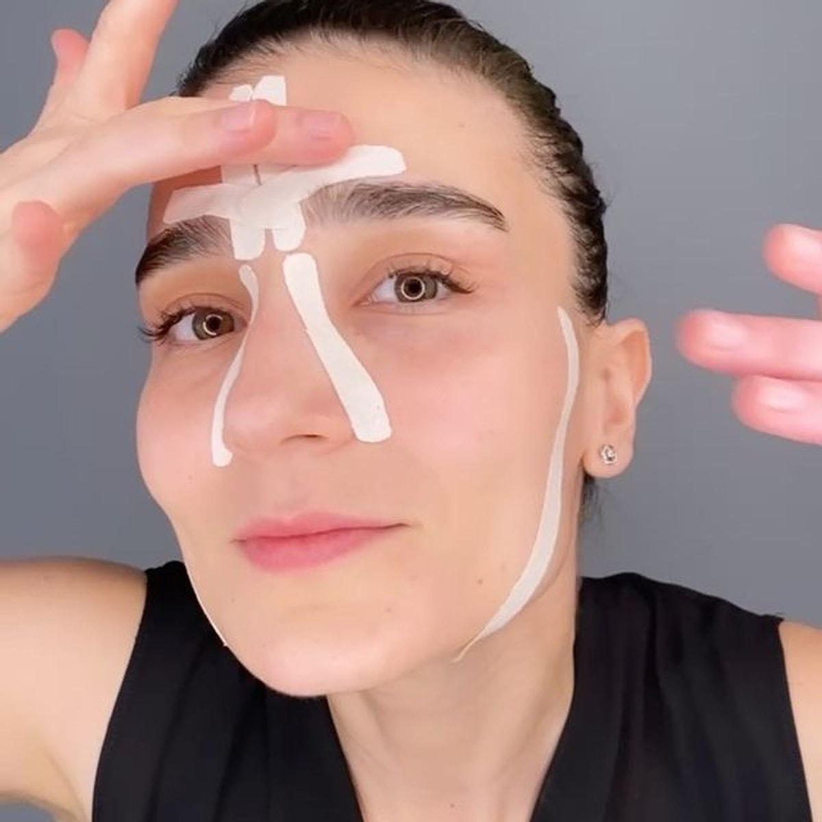 Kırışıklık ve Sarkmalara Karşı Yeni Popüler Olan Yüz Bantlama Yöntemi İşe Yarıyor mu? - Onedio