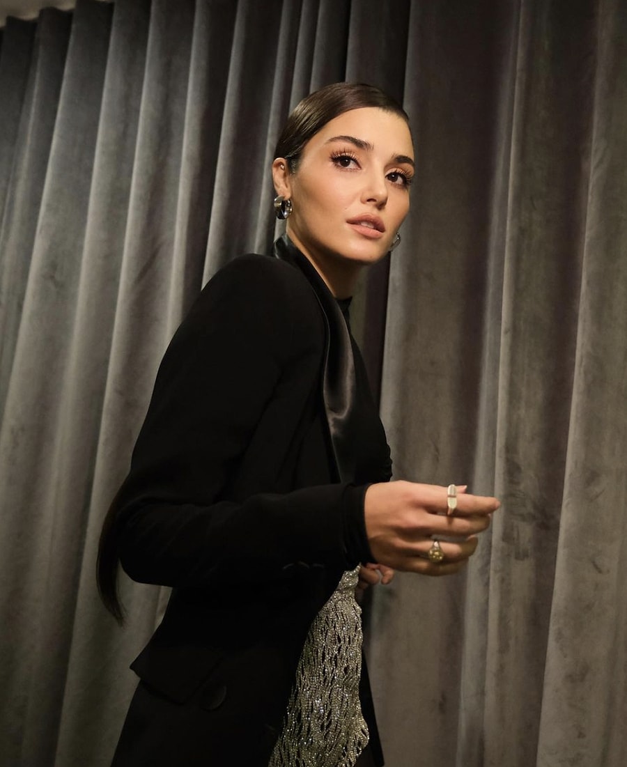 Hande Erçel'in Çok Konuşulan Yeni Paylaşımı! - Onedio