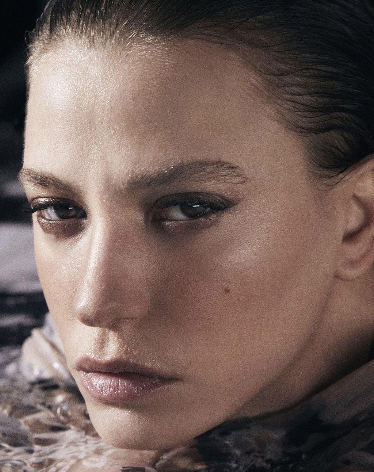 Serenay Sarıkaya'nın Başrolde Olduğu Netflix Dizisi 'Kimler Geldi ...