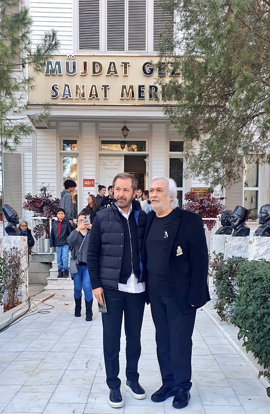 Bina Satılığa Çıktı: Müjdat Gezen Sanat Merkezi Kapanmayacak - Onedio