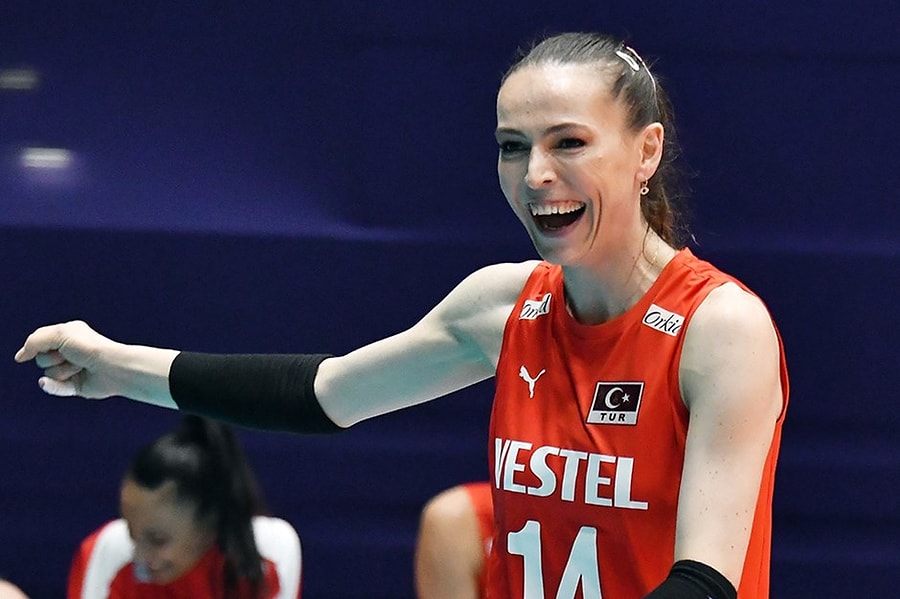 Milli Takımımızın Biricik Kaptanı Eda Erdem'in Heykelinin Dikilmesi ...