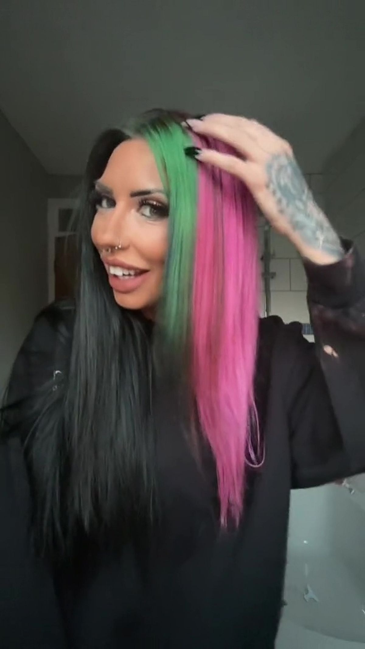 Ayda Sadece Bir Kere Saçını Yıkadığını Söyleyerek Saç Diplerinizin ...