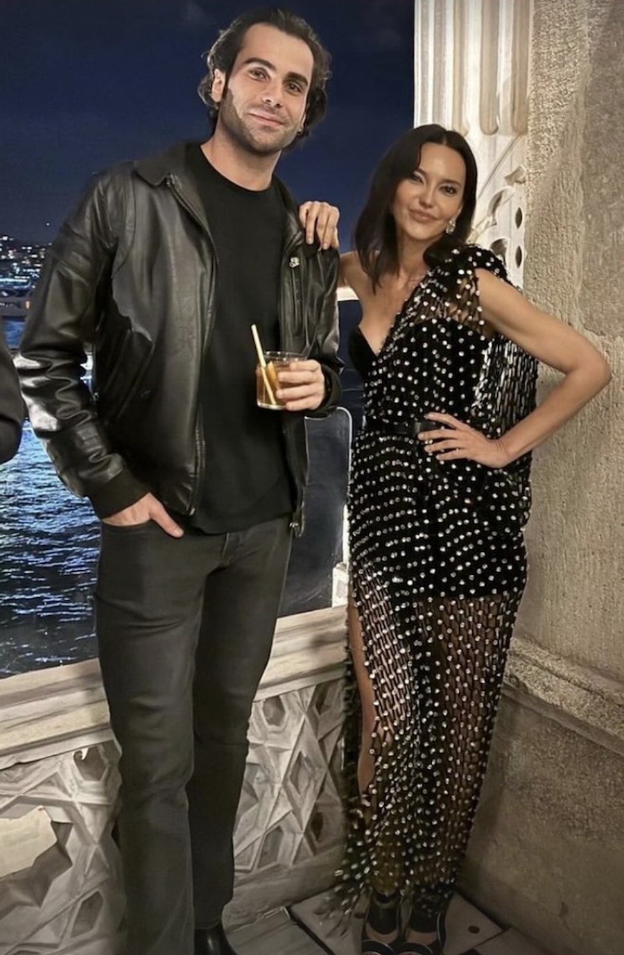 Hande Ataizi, Oyuncu Sevgilisi Dinç Aydoğdu İle Düşman Çatlattı! - Onedio