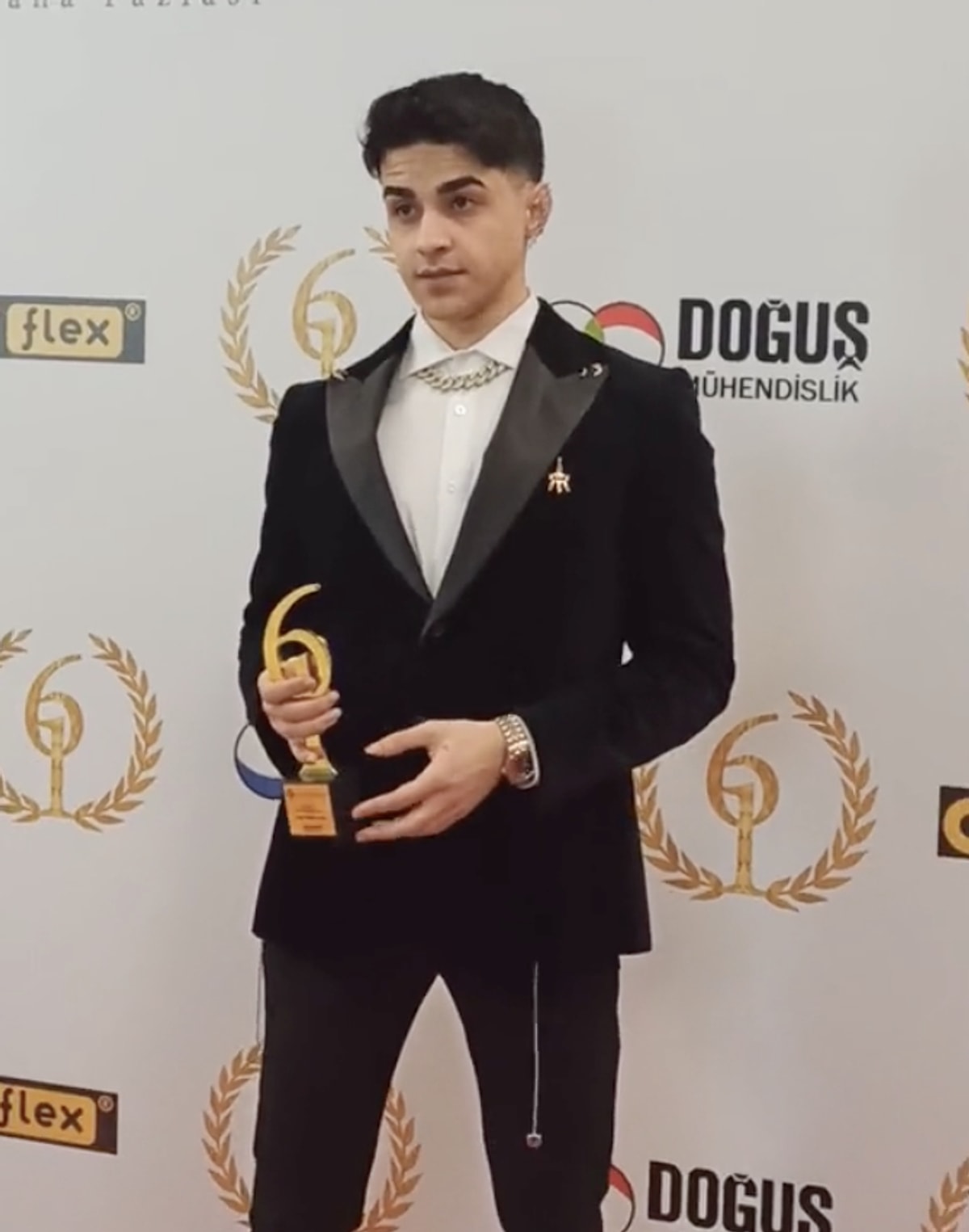 Reynmen'in Altın Kelebek'te Aldığı Ödülü Çöpe Atmasının Ardından Özgür ...