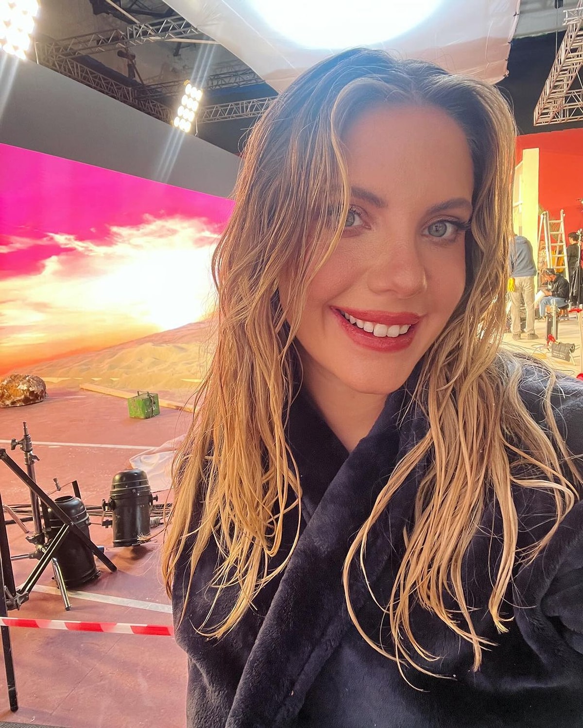 Eda Ece'nin Küçüklük Fotoğrafına Yorum Yağdı! - Onedio