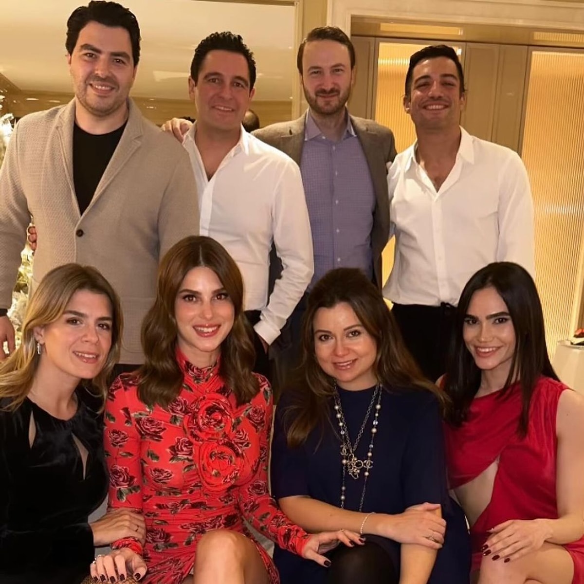 Nazlı Sabancı'nın Hazar Ergüçlü'nün Pavyon Sahnesindeki Elbisesine ...