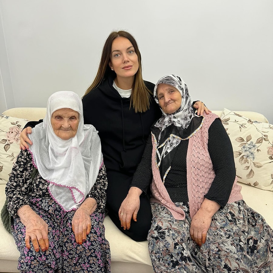Merih Demiral'ın Eşi Heidi, Türkiye'ye Gelerek Aile Büyüklerini Ziyaret ...