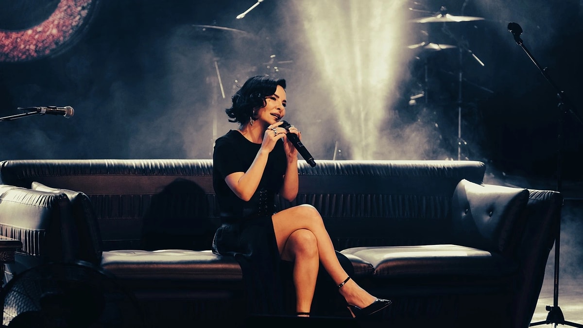 Model Grubunun Eski Solisti Fatma Turgut Sahnede Hayranlarıyla ...