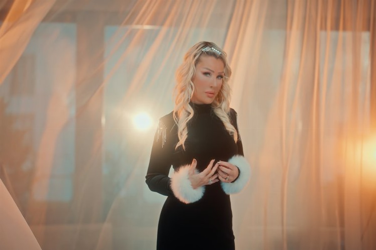 Hande Yener'in "Acı Veriyor" Şarkısını Yeniden Seslendiren Seda Sayan ...
