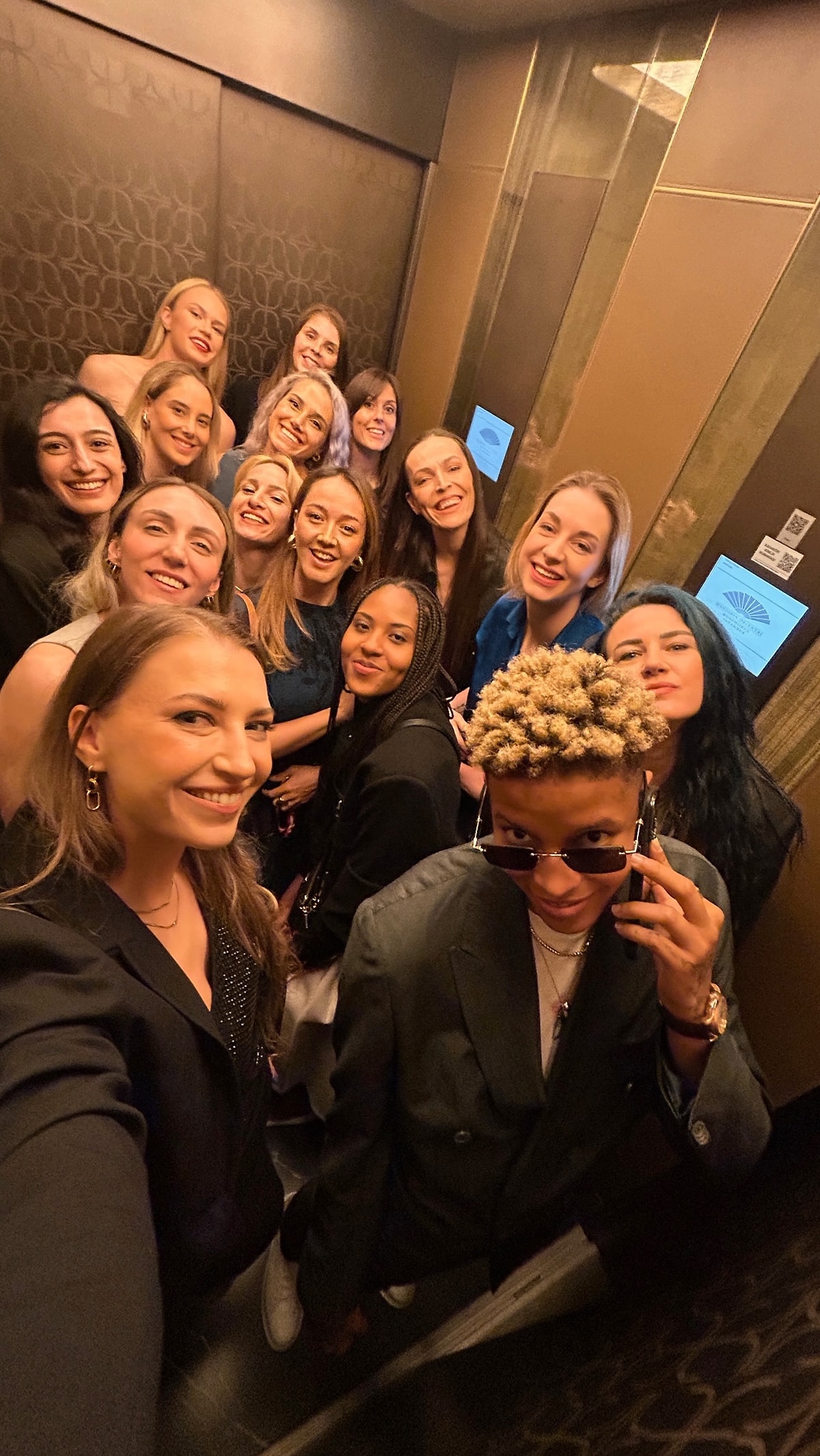 Fenerbahçeli Kadın Voleybolcuların Şampiyonluk Yemeğindeki Kombinlerine ...