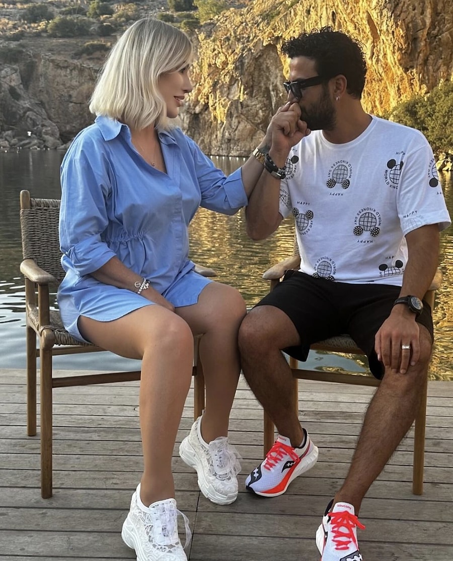 Sabahların Sultanı Seda Sayan'ın 'Doğallığını' Gösterirken Arkadaki ...