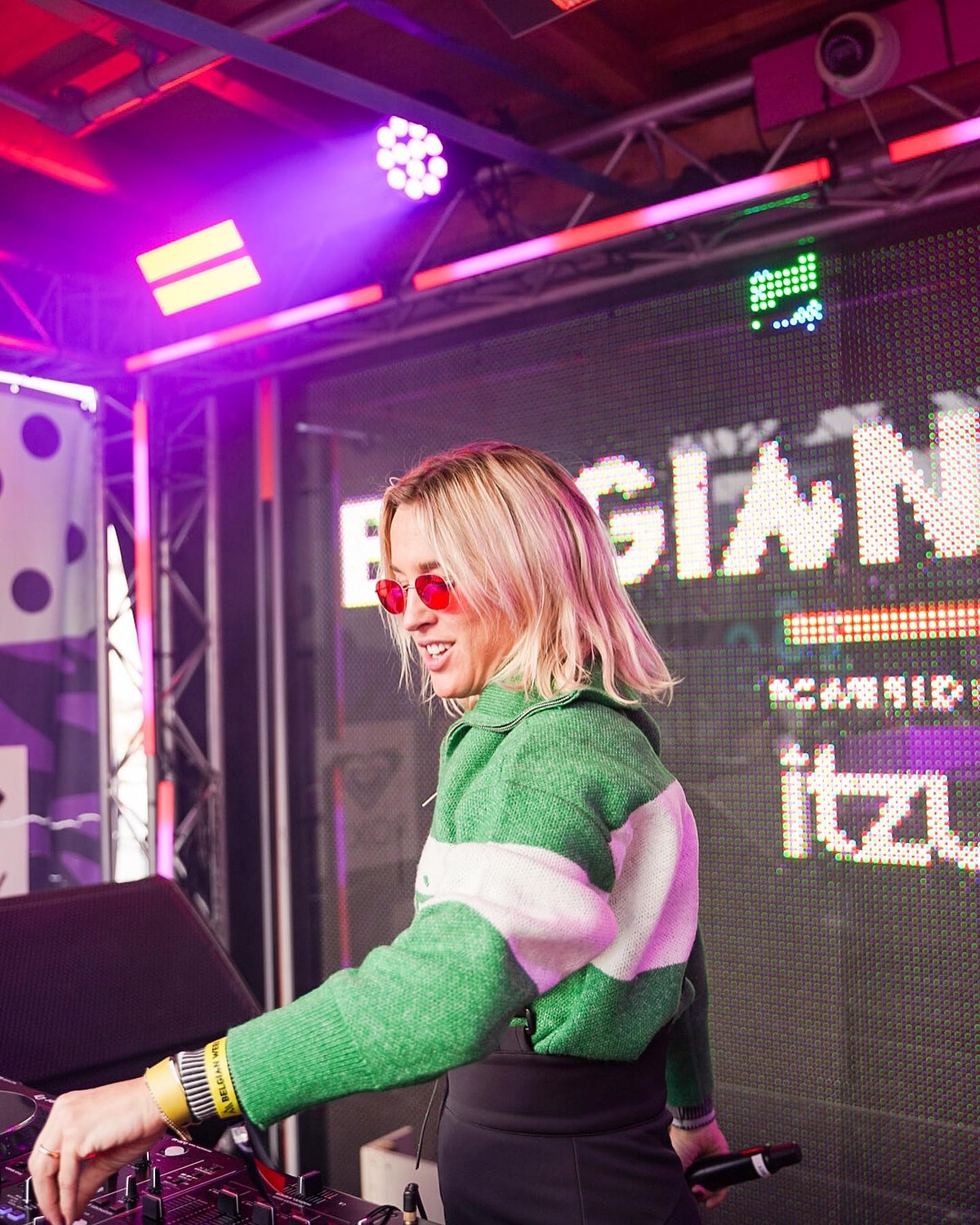 Mertens'in DJ Eşi Katrin Kerkhofs Belçika'daki Sahnesinde Türkiye'yi ...