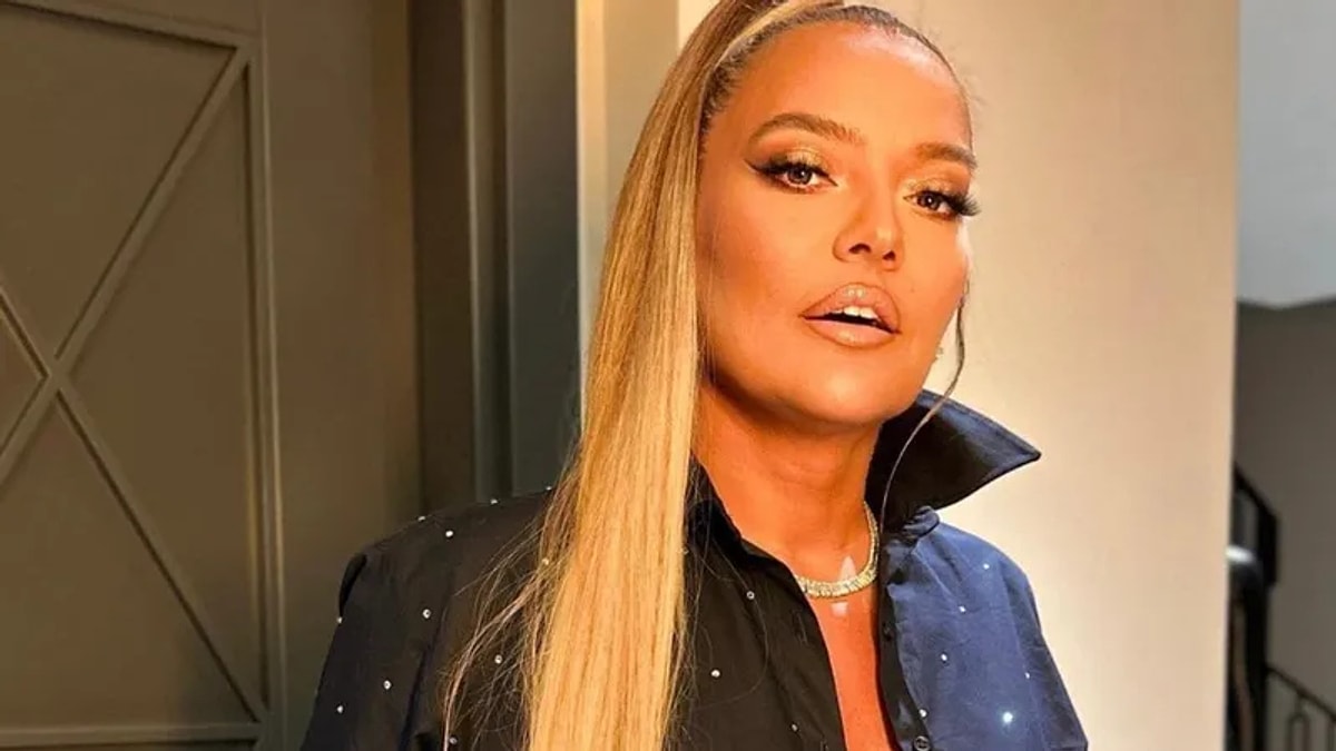 Sahnede 'Nasip Değilmiş' Şarkısını Seslendirirken Maziye Dönen Demet ...