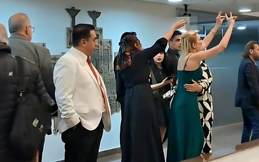 Oya Eren Yönetmen Ecre Begüm Bayrak'a Tepki Gösterdi - Onedio