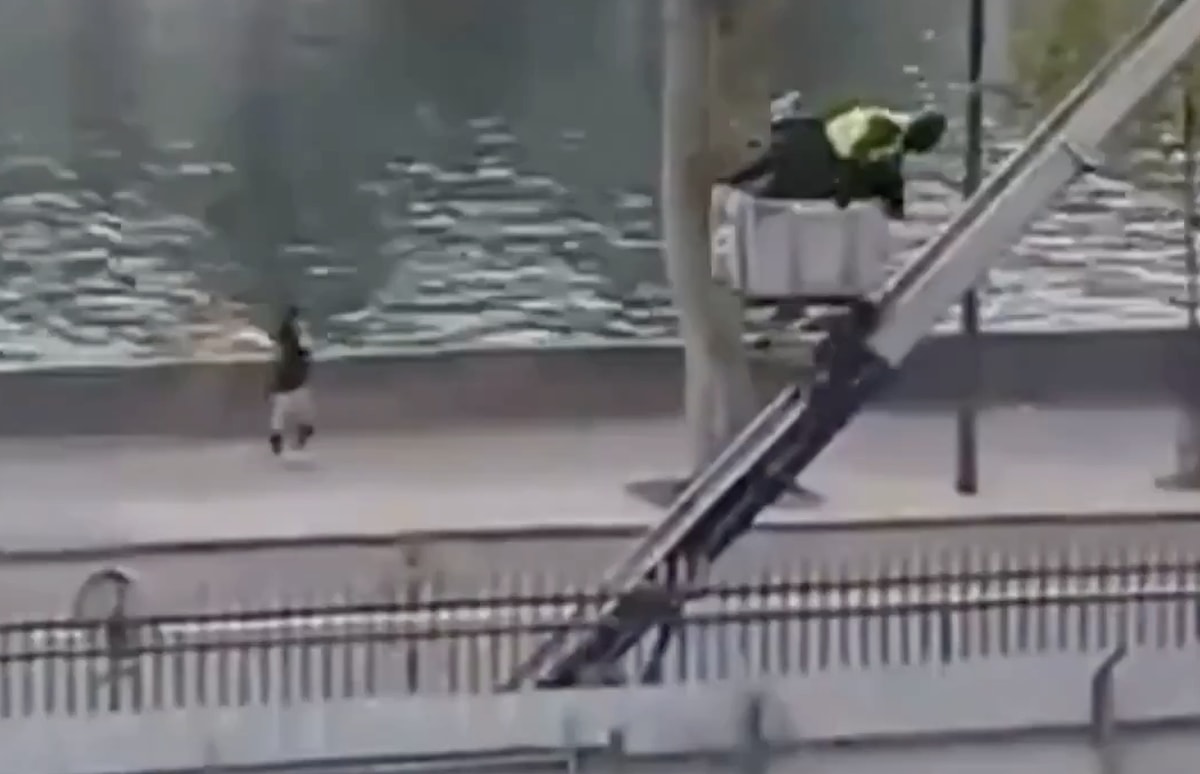 Footage Of The Louvre Museum Thieves Escaping - Onedio