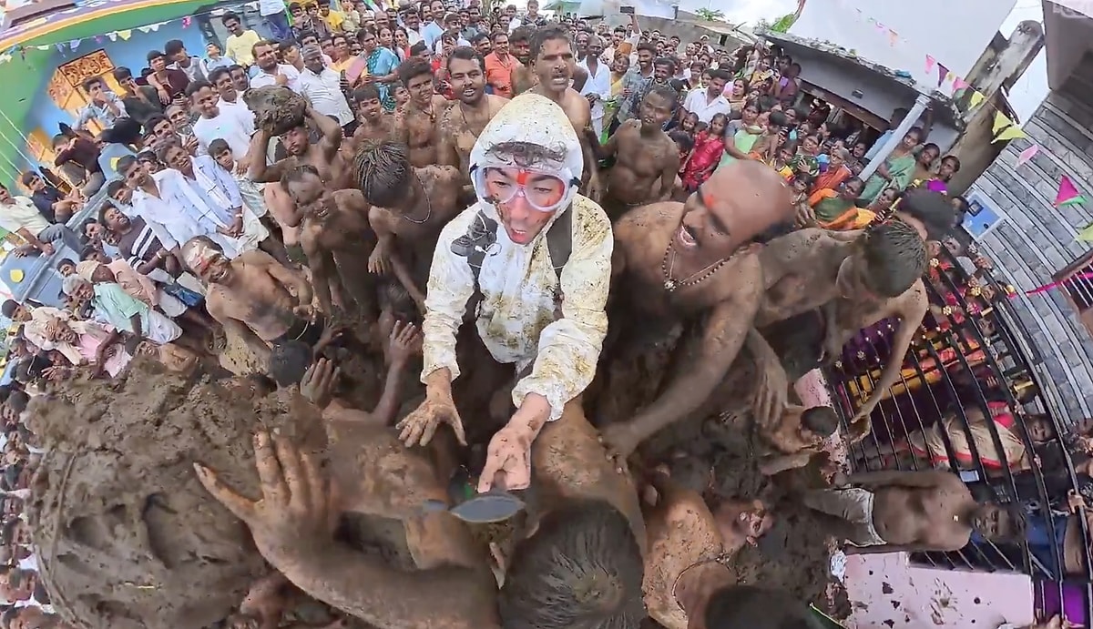 Festival Where They Throw Cow Dung at Each Other - Onedio