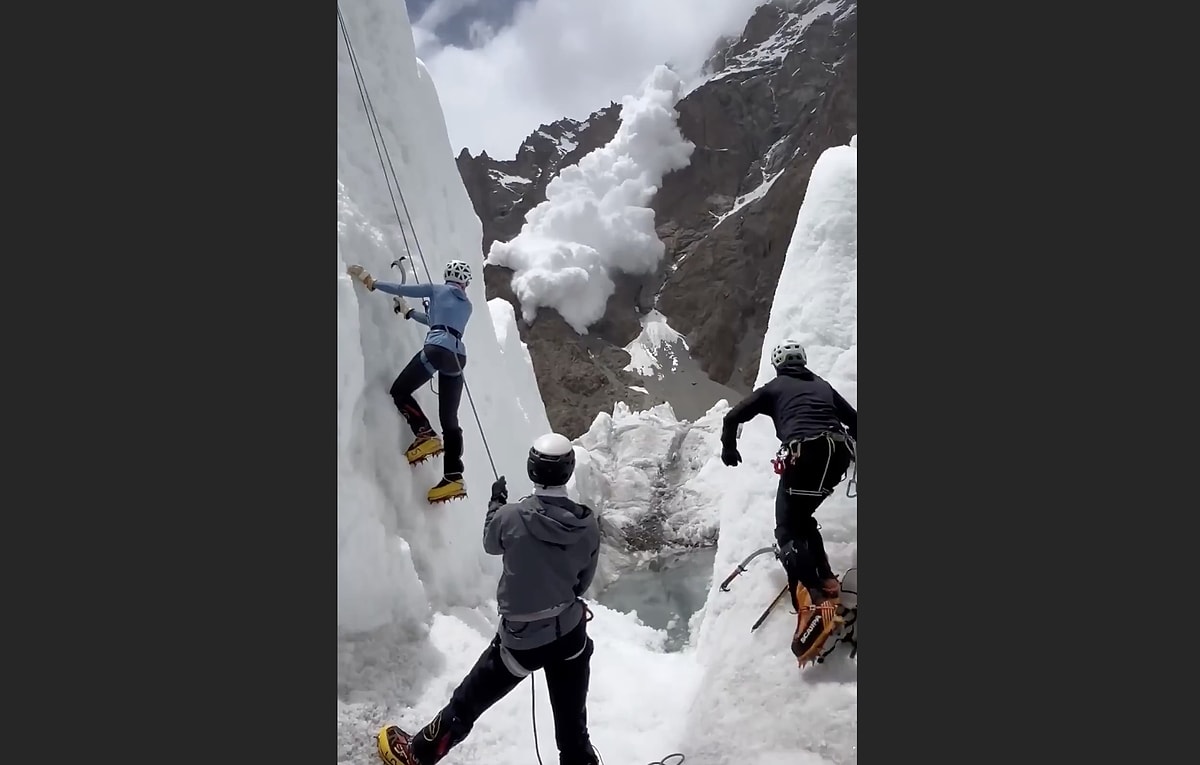 Mountaineers Encounter an Avalanche While Climbing - Onedio