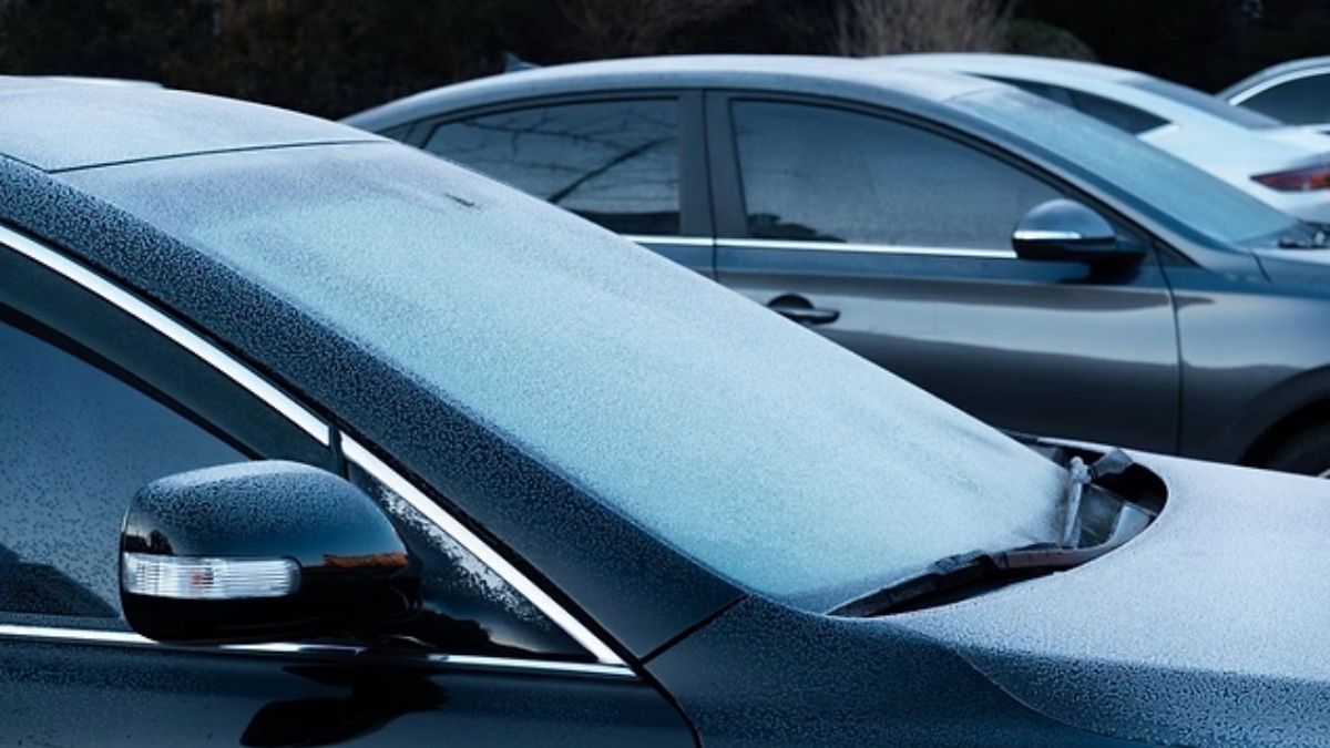 A Simple Trick to Melt Ice on Your Car Windshield - Onedio